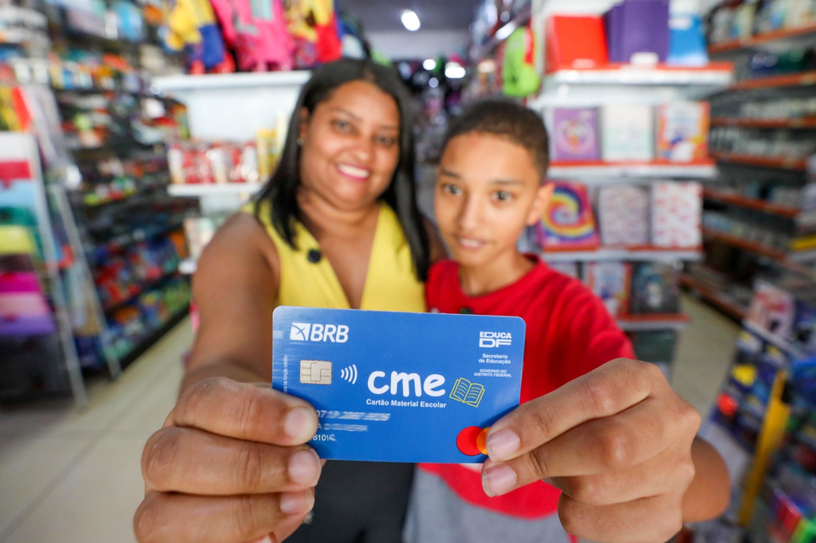Tá na conta! GDF paga segundo lote do Cartão Material Escolar para 26 ...