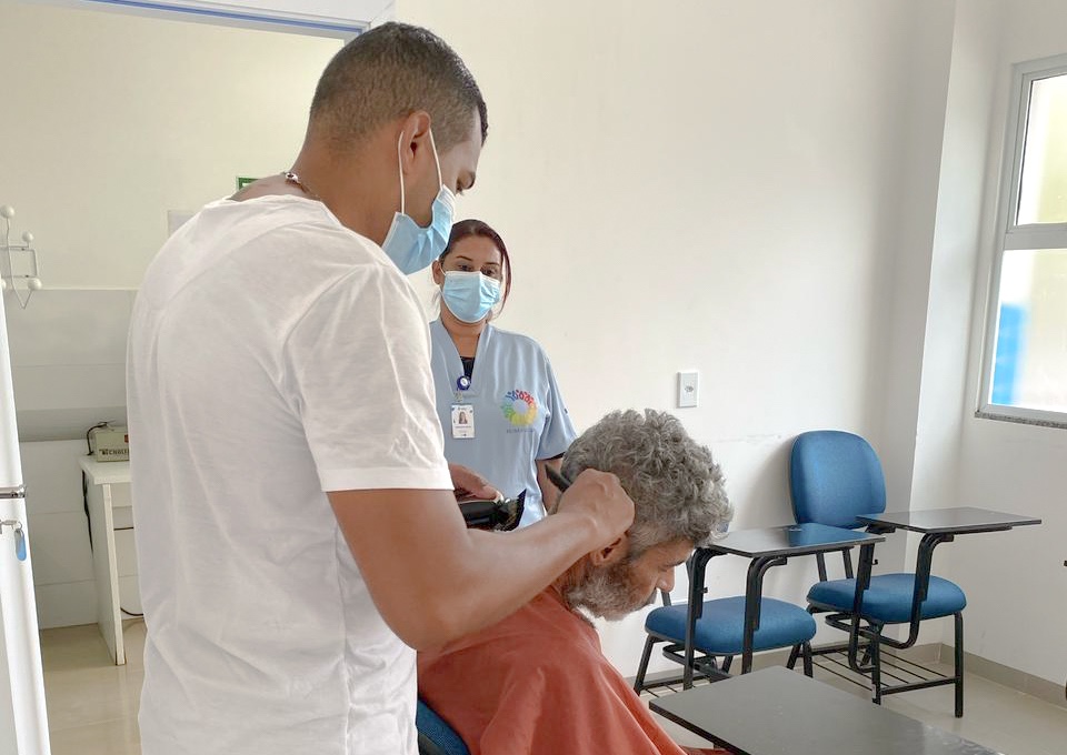Corte de cabelo e barba leva humanização à UPA de Brazlândia | Jornal ...