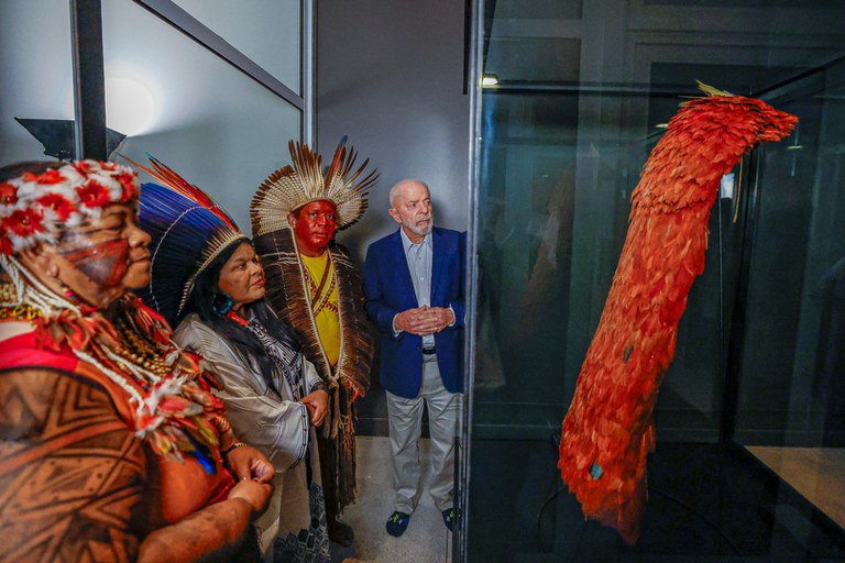 Indígenas cobram devolução do manto tupinambá à Bahia, prometida por ...