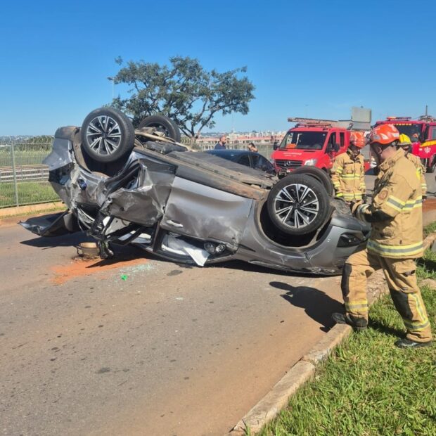 Idosa e filho ficam feridos após colisão seguida de capotamento | Jornal de Brasília