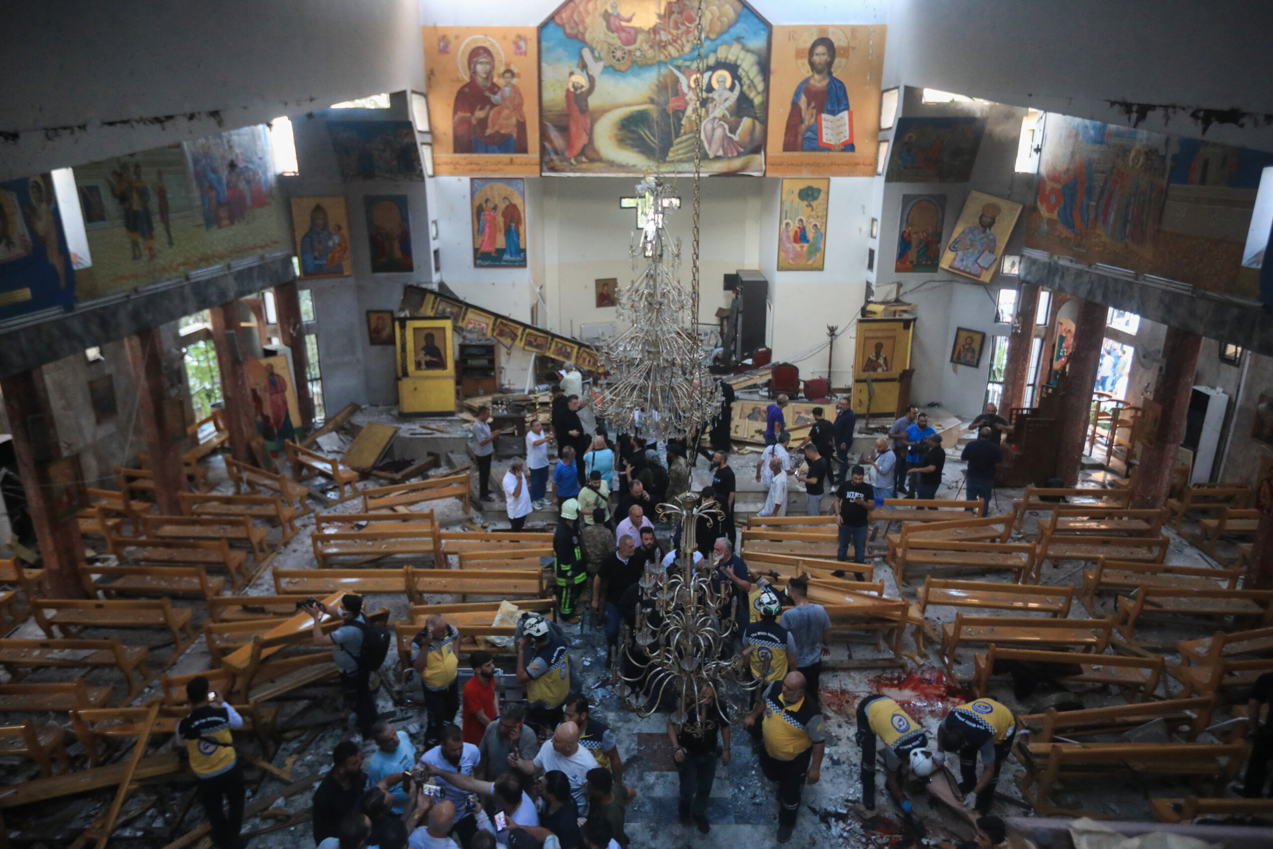 Homem-bomba mata pelo menos 20 pessoas em igreja na Síria | Jornal de ...
