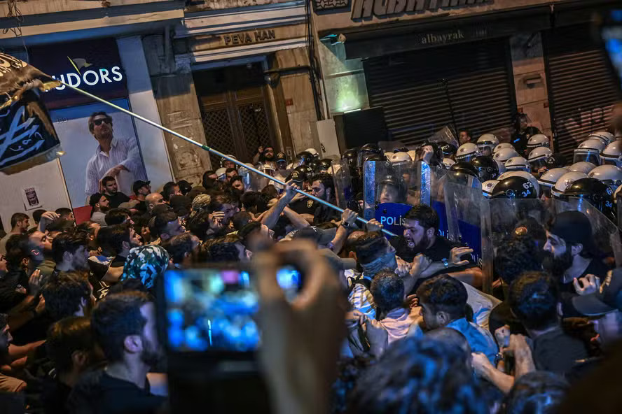 Membros de revista turca acusada de publicar caricatura de Maomé são ...