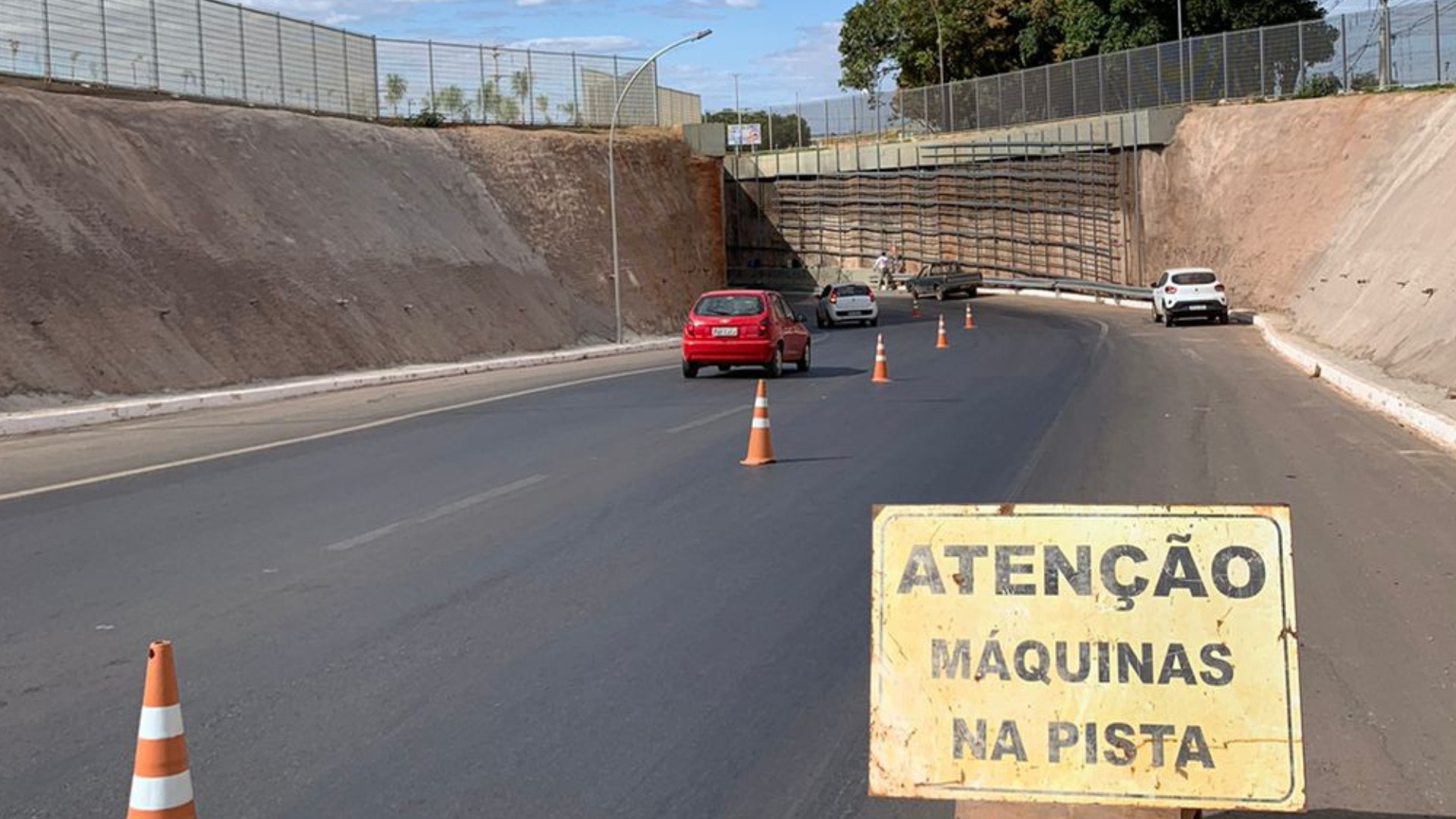 Faixa de rolamento do viaduto do Riacho Fundo tem bloqueio para obras ...