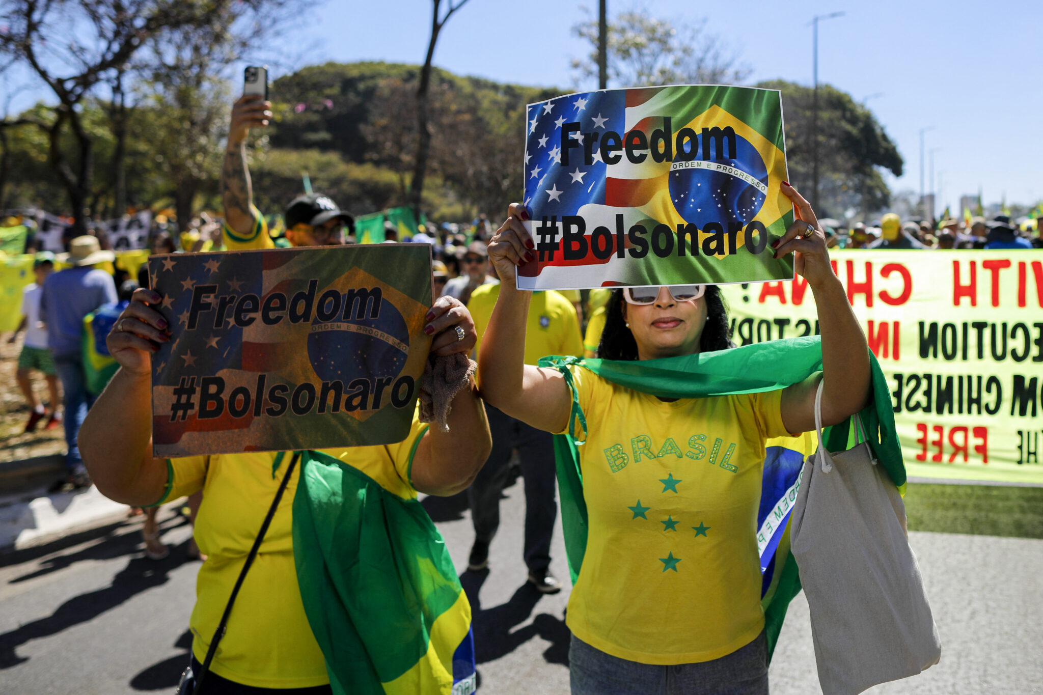 Michelle diz em Belém que Bolsonaro é perseguido; Flávio transmite ...