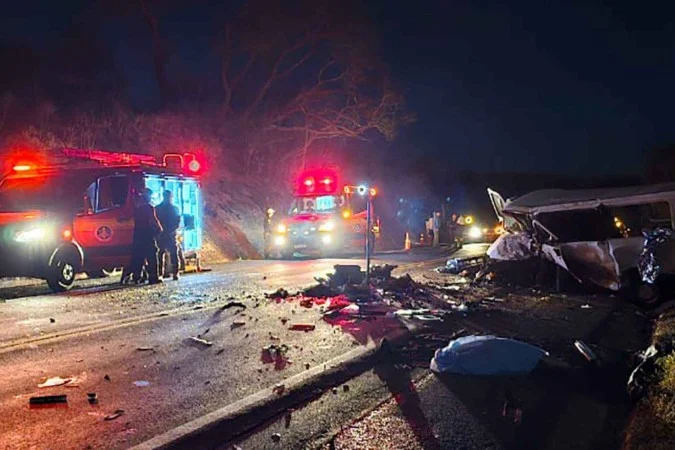 Acidente entre van e carro deixa 4 mortos e 16 feridos em rodovia em Uberlândia (MG) | Jornal de ...