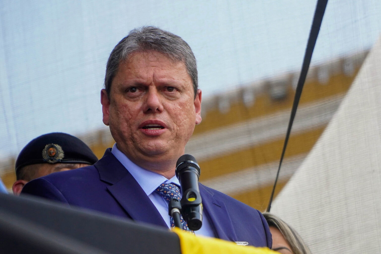 General Braga Netto pede para instalar TV a cabo para acompanhar ...