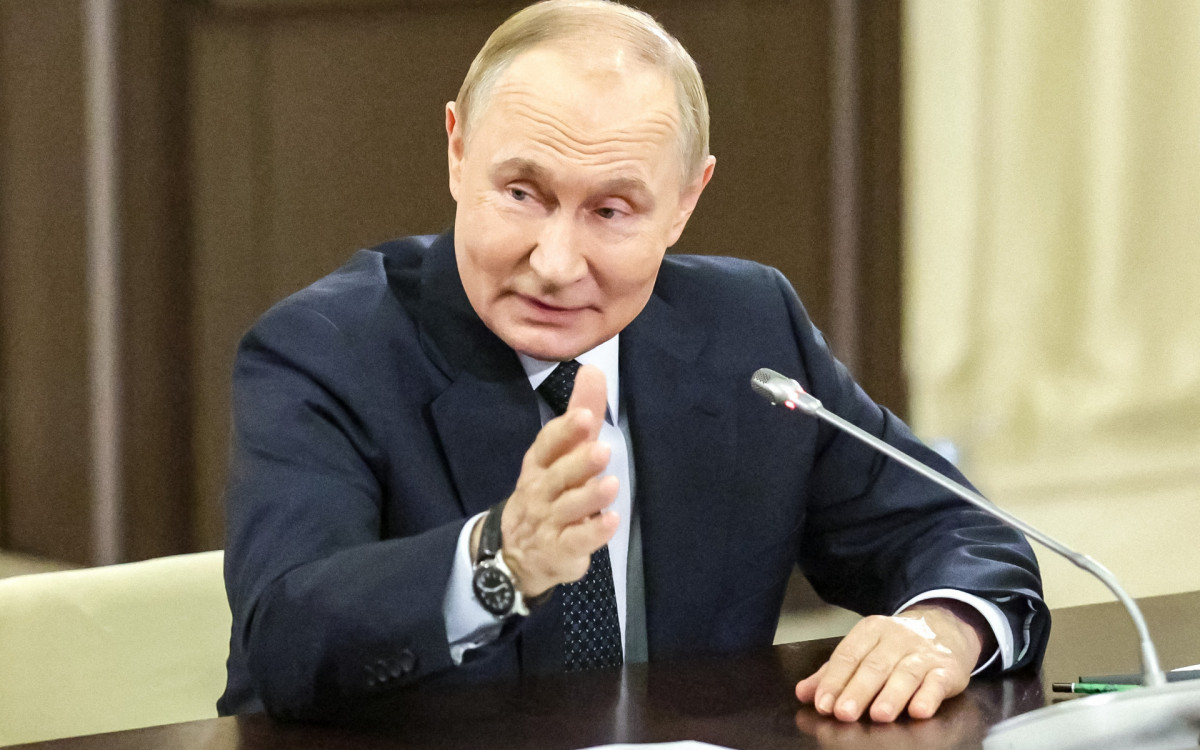 Putin diz que mais de 700.000 soldados russos lutam na linha de frente ...