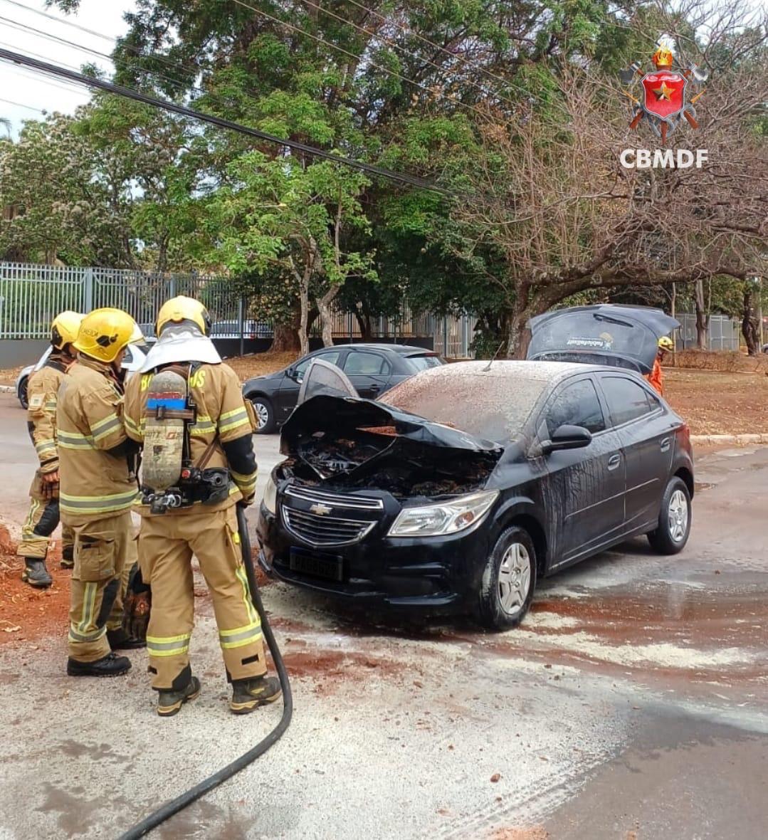 Carro pega fogo no estacionamento da 905 Norte | Jornal de Brasília