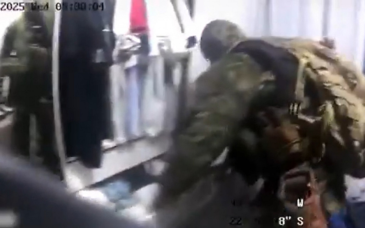 Câmera corporal flagra PMs do Bope furtando casa durante operação no ...