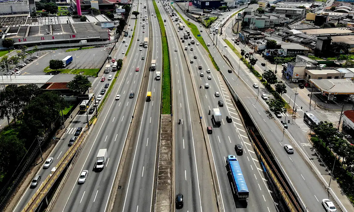 Acidente entre ônibus e caminhão deixa um morto e 12 feridos na via ...
