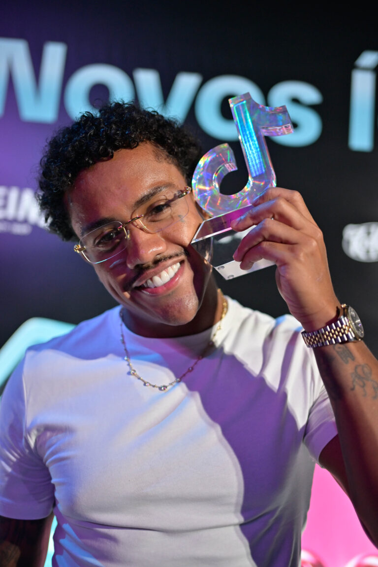 TikTok Awards 2025 coroa Brino como criador do ano e transforma a noite em passarela de ...