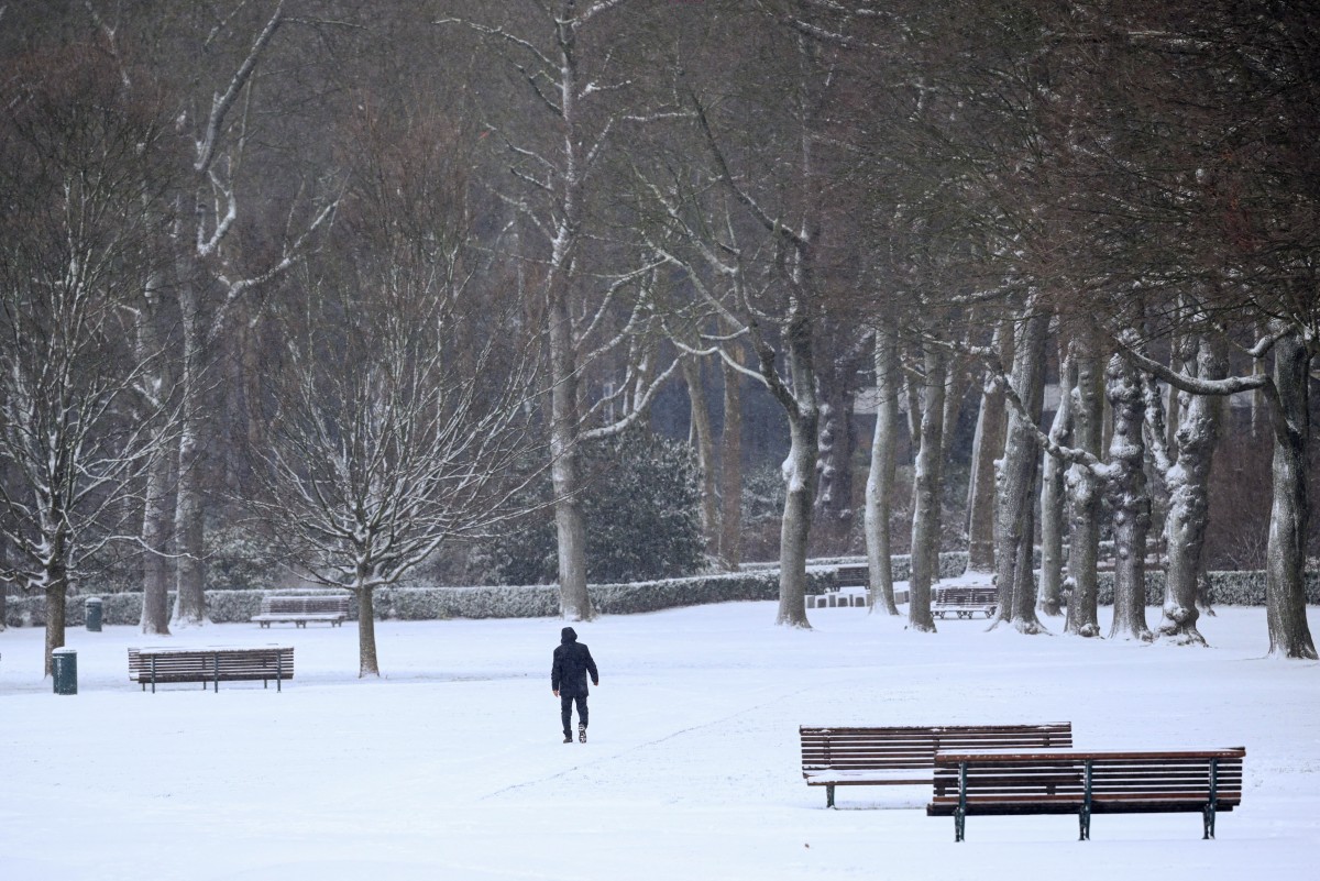 Tempestade de neve causa cancelamento de centenas de voos nos Países ...