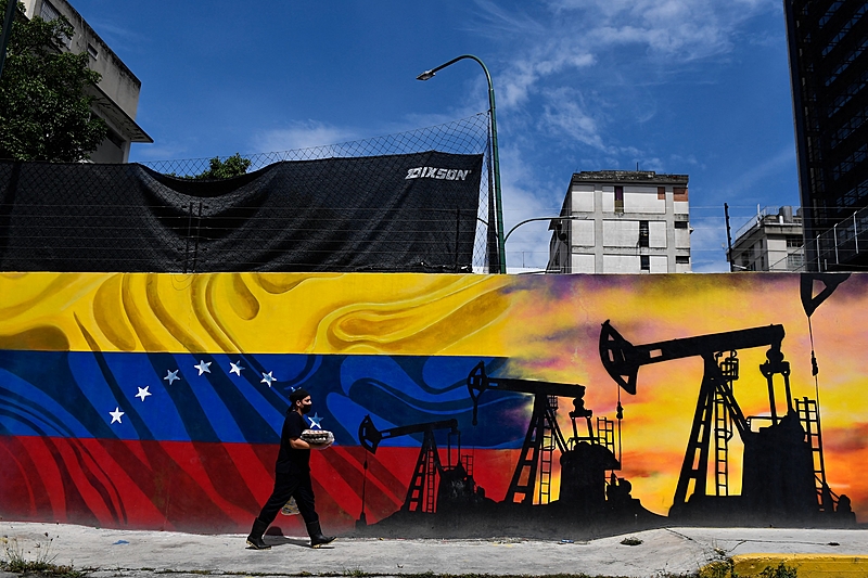 Venezuela negocia com EUA ‘venda de volumes de petróleo’ | Jornal de ...