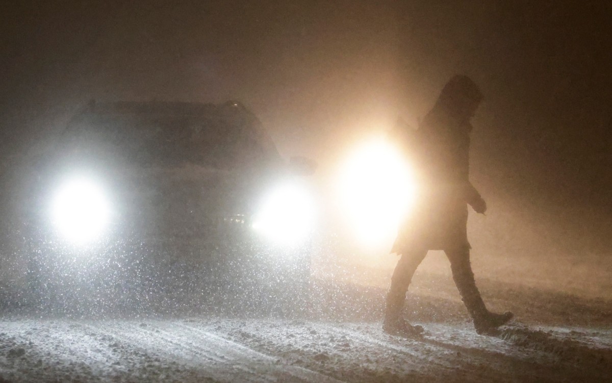 Tempestade deixa 380 mil lares sem eletricidade na França | Jornal de ...