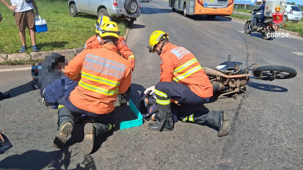 Colisão entre carro e moto deixa motociclista ferido em Samambaia ...